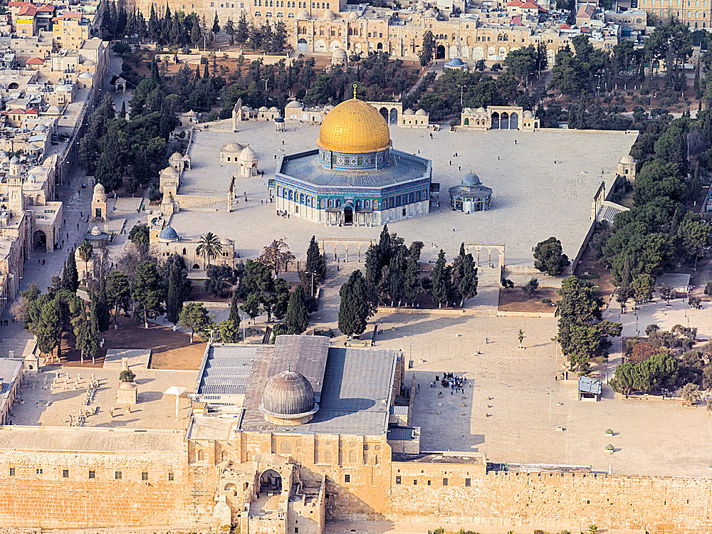 One & Only: Praying to Hashem near Avoda Zara